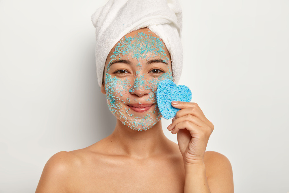 Kenali Perbedaan Antara Chemical Exfoliating dan Physical Exfoliating ...